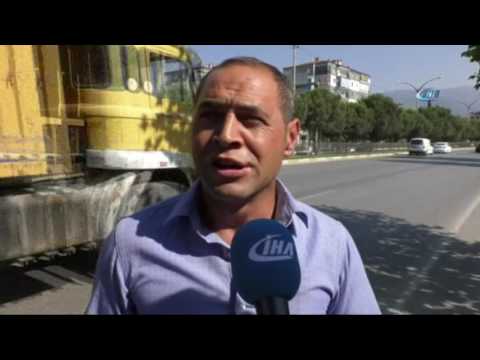 Yolun Ortasındaki Türk Bayrağı'nı Görünce Trafiği Dinlemedi