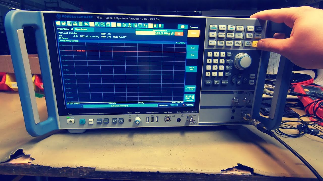 Listening to FM radio on the R&S spectrum analyzer - YouTube