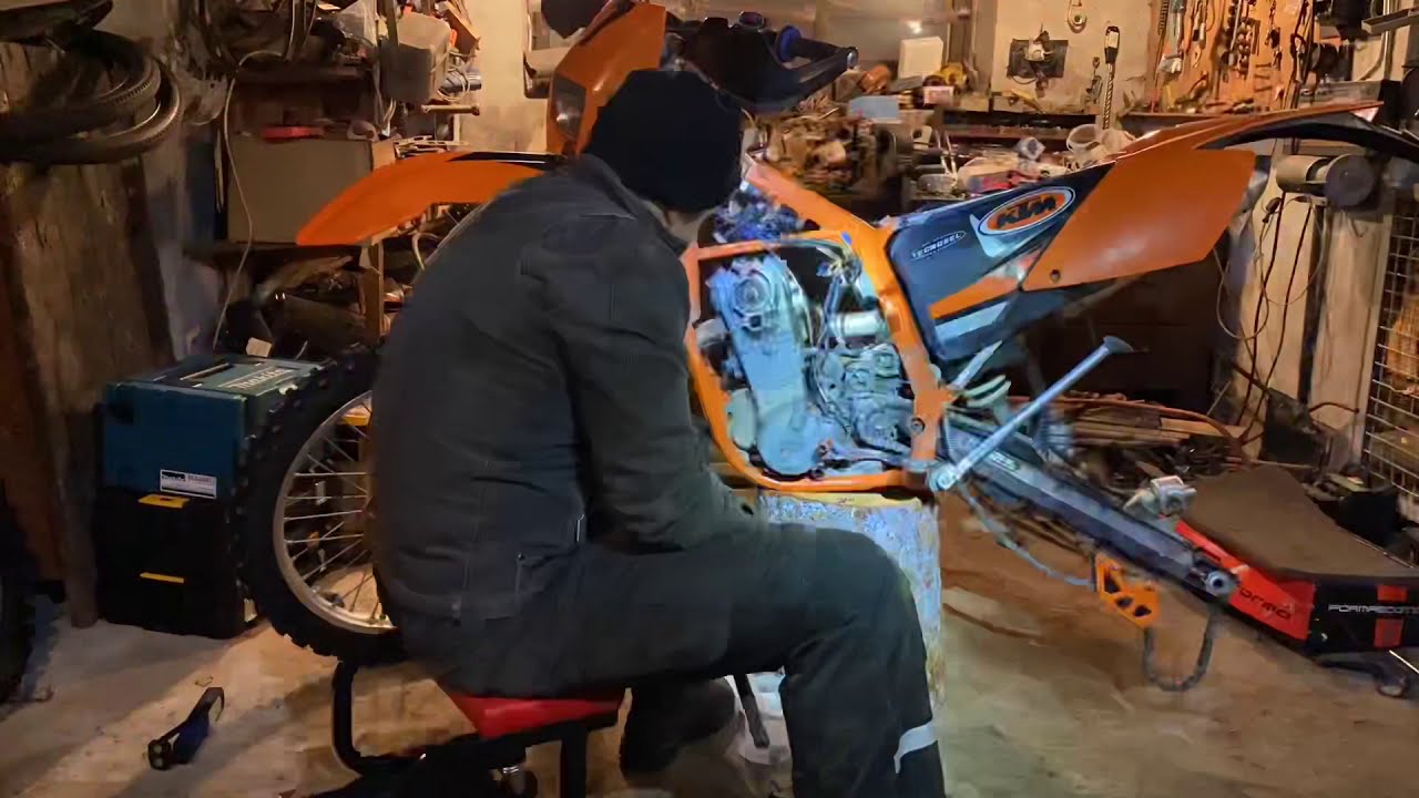 KTM 525 engine remove x20 speed - YouTube