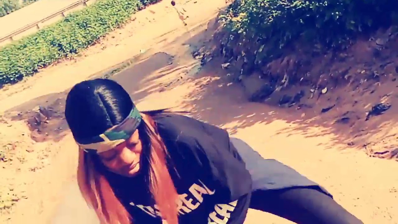 Queen lizzy Dancing - YouTube