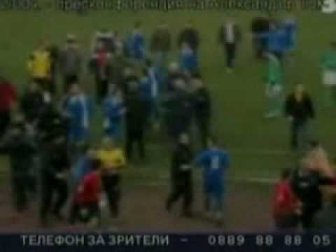Bulgarian hooligans invade the field and hit the referees in Bulgarian ...