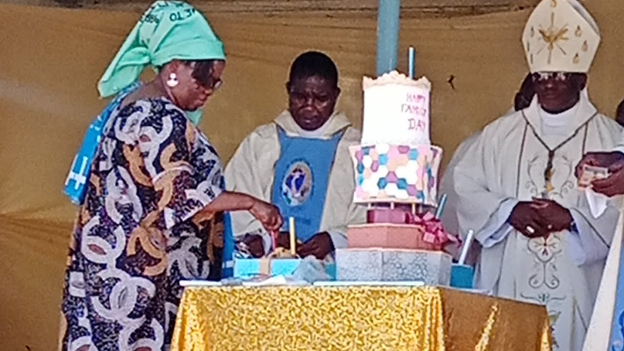 Powerful cake cutting dance for Catholic women Msipitwe 🎂🥰🥳🎉 - YouTube