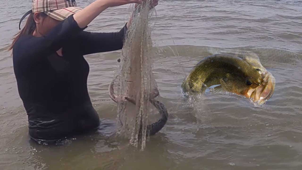 Beautiful Girl Net Fishing - Net Fishing in Kandal Province - Khmer ...