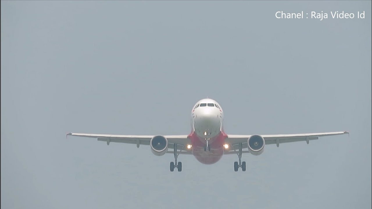 Air Asia VS Batik Air VS Citilink, Pesawat Airbus A320 Landing di ...