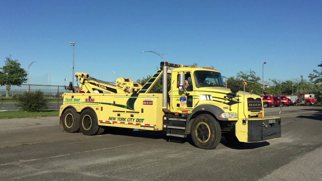 RARE CATCH OF YELLOW FDNY HEAVY WRECKER, GIVES ME PEACE SIGN, ARRIVING ...