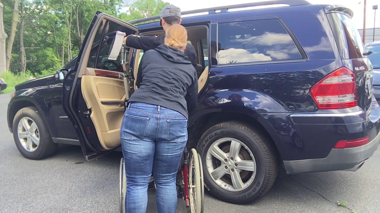 Multi-Lift exiting 2007 Mercedes-Benz GL450 driver mid-rear - Exterior ...