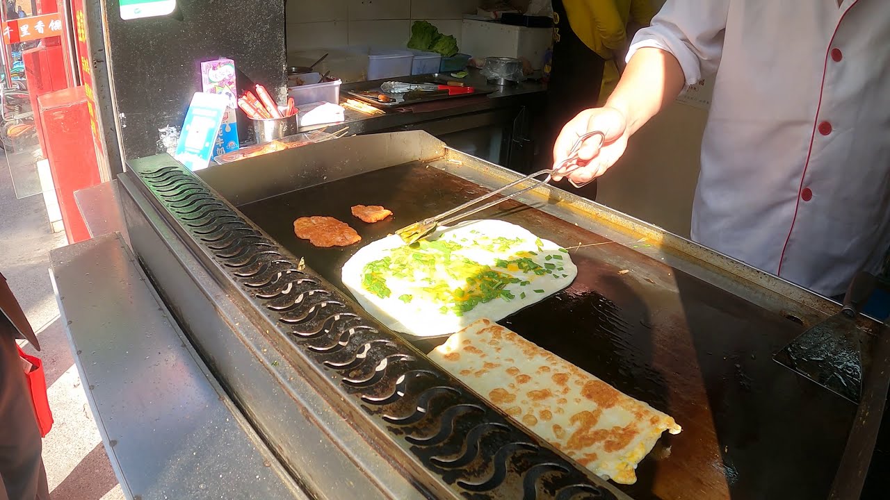 JI DAN GUAN BING| Chinese Street Food| 鸡蛋灌饼（1 DOLLOR） - YouTube