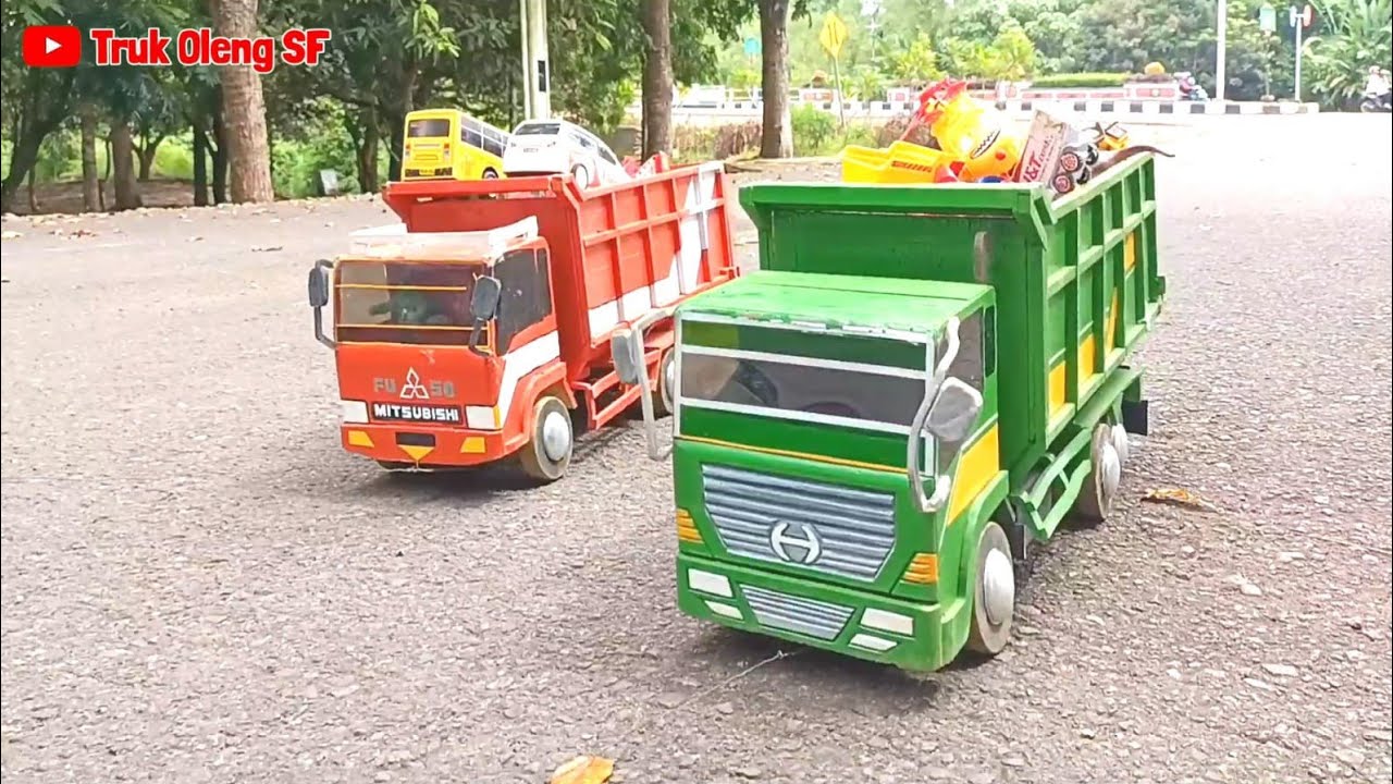 Truk oleng Mitsubishi Fuso muat mainan, miniatur truk - YouTube