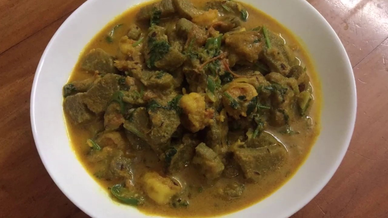 Banana Stem (Thor) Curry With Prawns || থোড় দিয়ে চিংড়ি কারি - YouTube