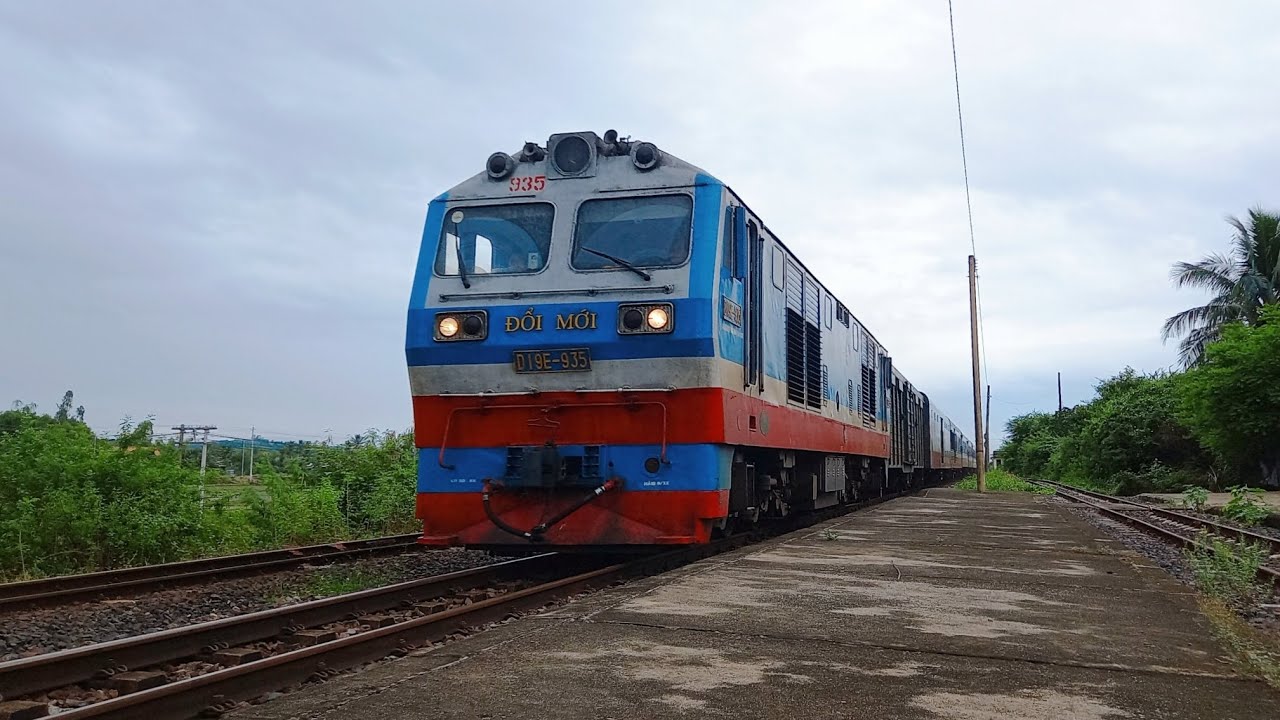 D19E-935 kéo tàu SE7 thông qua ga Phong Thạnh (9:08 | 12 - 11 - 2022 ...