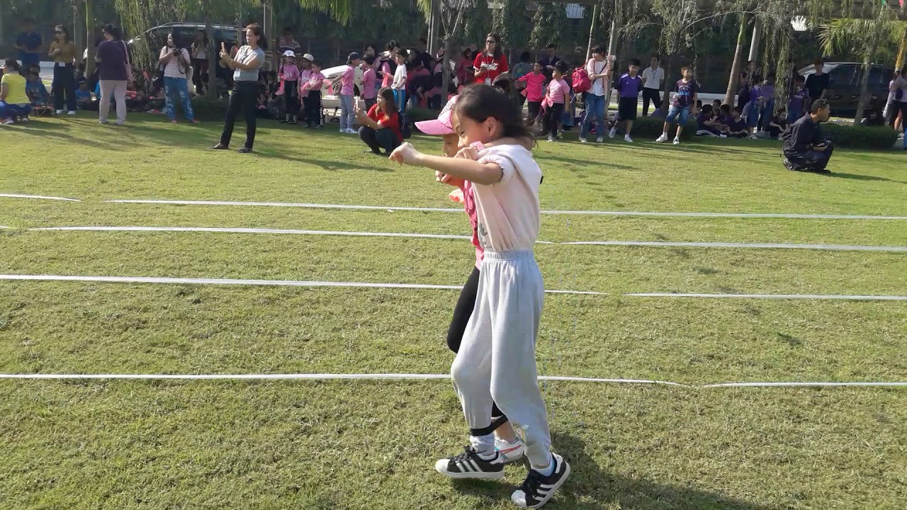 3 leg race girl - YouTube