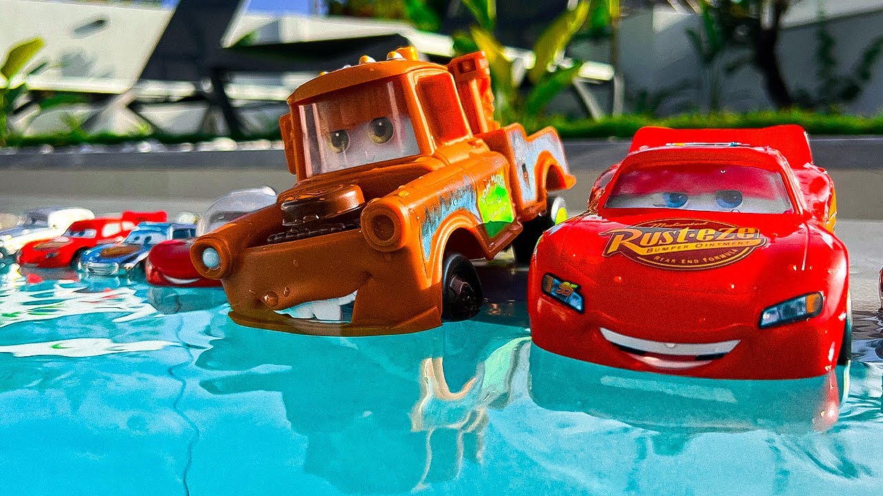 Clean up muddy minicars & disney car convoys! Play in the garden - YouTube