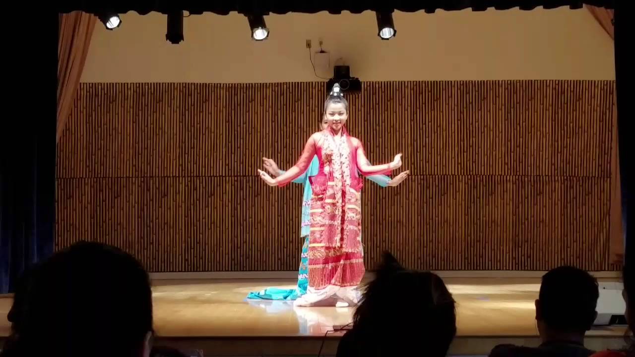 San Taw Chain Dance - YouTube