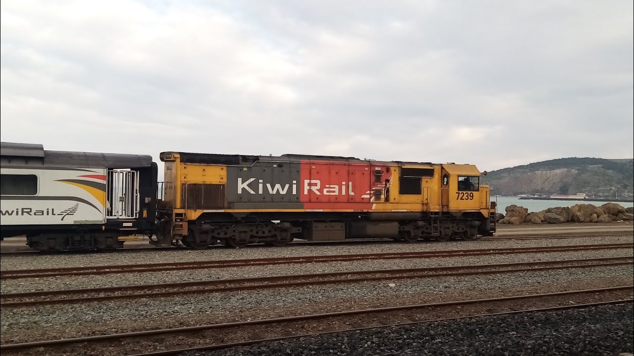 Pukekohe Travel Charter Train in Oamaru. With DFB 7239 at the head ...