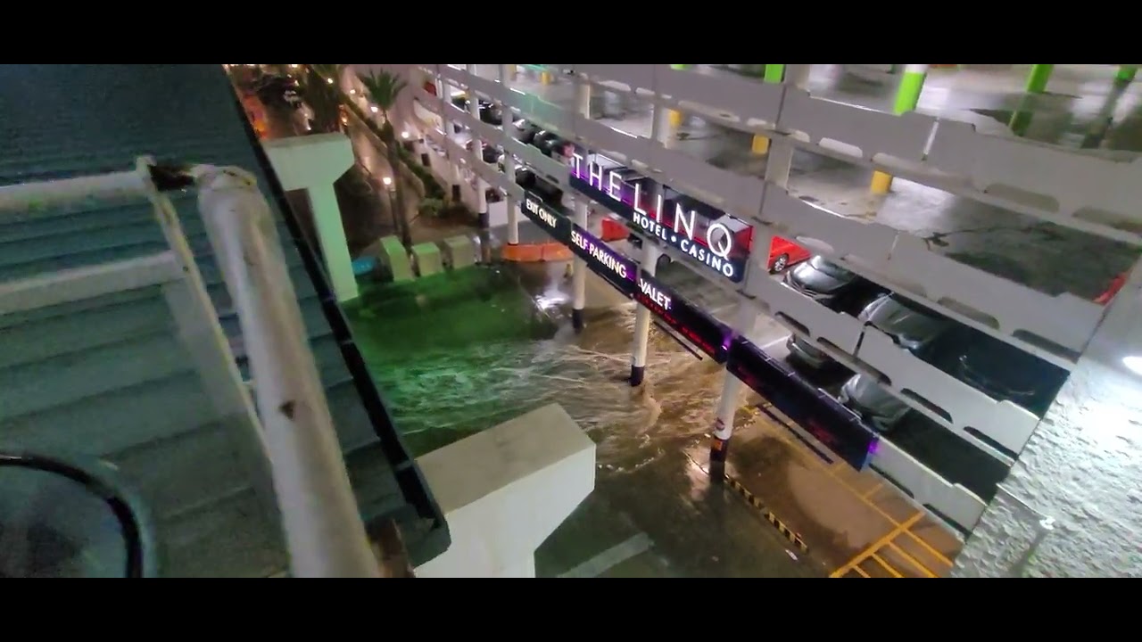 Huge flood in Las Vegas, The Linq hotel - YouTube