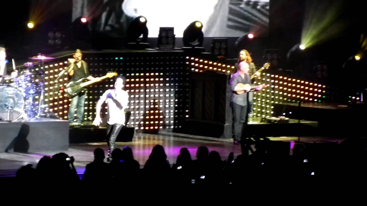 Train - Hey Soul Sister Live @ Maroon 5 Concert with Train - YouTube