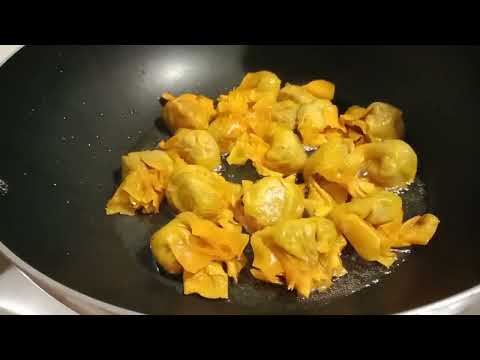 Frying Sharksfin Dumpling Ala Paotsin - YouTube