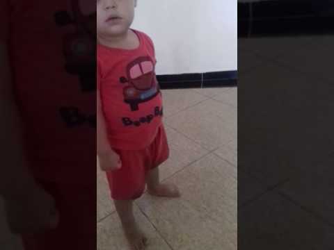 Bebê brigando  com a mãe após fazer xixi na roupa