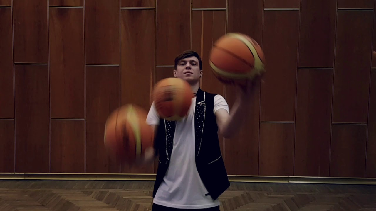 Ir Juggling balls with acrobatic tricks (242) - YouTube