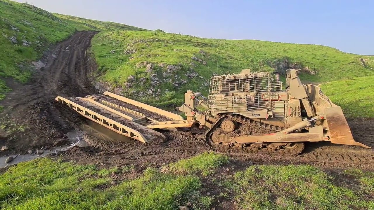 די9 משוריין סוחב את גשר הטנקים Armored D9 bulldozer carrying the tank ...