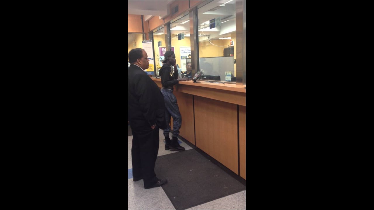 Black lady goes crazy in a check cashing place and demands money in NYC ...