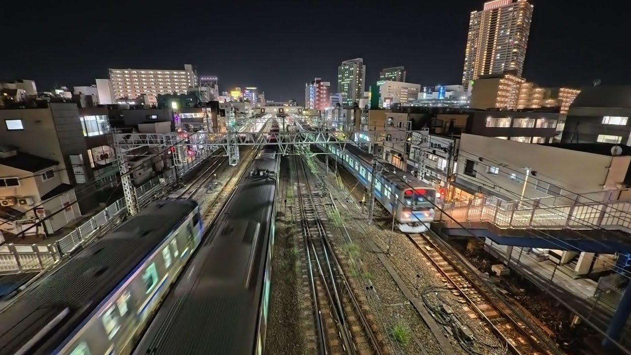 夜の津田沼駅を行き交う総武線の電車たち「E217系、E231系、E235系、E259系」 （Insta360 Ace Pro 2） - YouTube