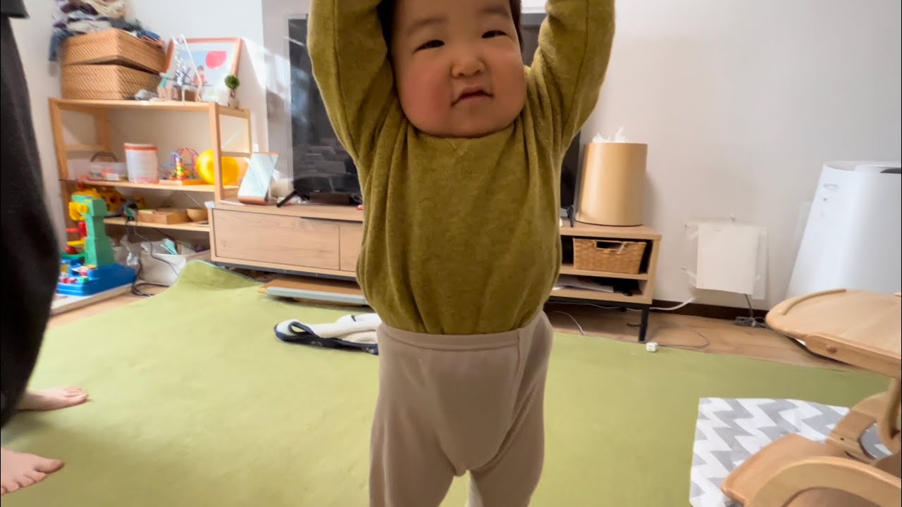 【2歳】ノリノリ！ピカピカブーを踊るりっくん [2 years old] Rikkun dancing the Pika Pika Boo ...