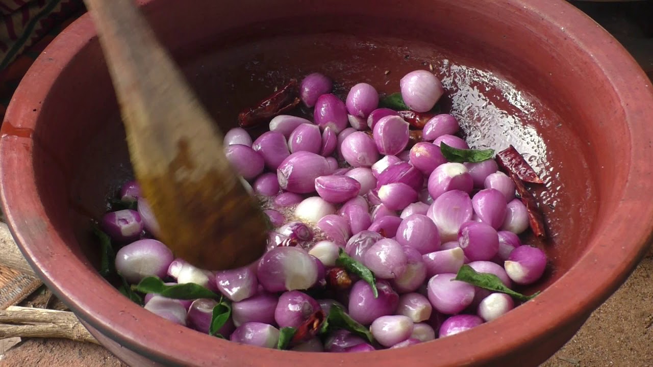 சுவை மிகுந்த வெந்தய குழம்பு / Vengaya puli kulambu in tamil / Amma ...