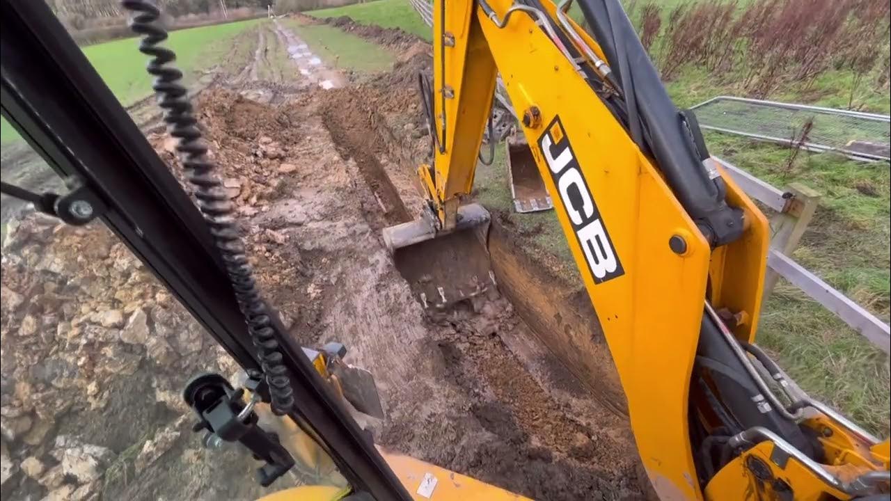 JCB 4cx digging trench - YouTube