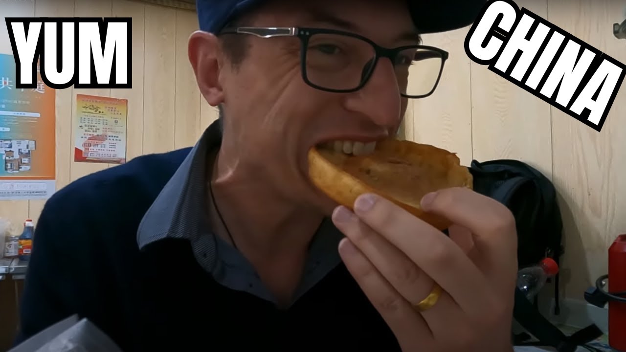 This Ultimate Wuhan Breakfast | China Travel Vlog | 热干面 & 面窝 - YouTube