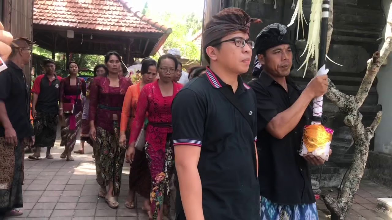 THE BALI LEGEND Pak ketut parwata acara ngaben - YouTube