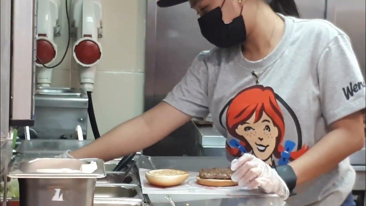 See How To Make Wendys Single Baconator Youtube
