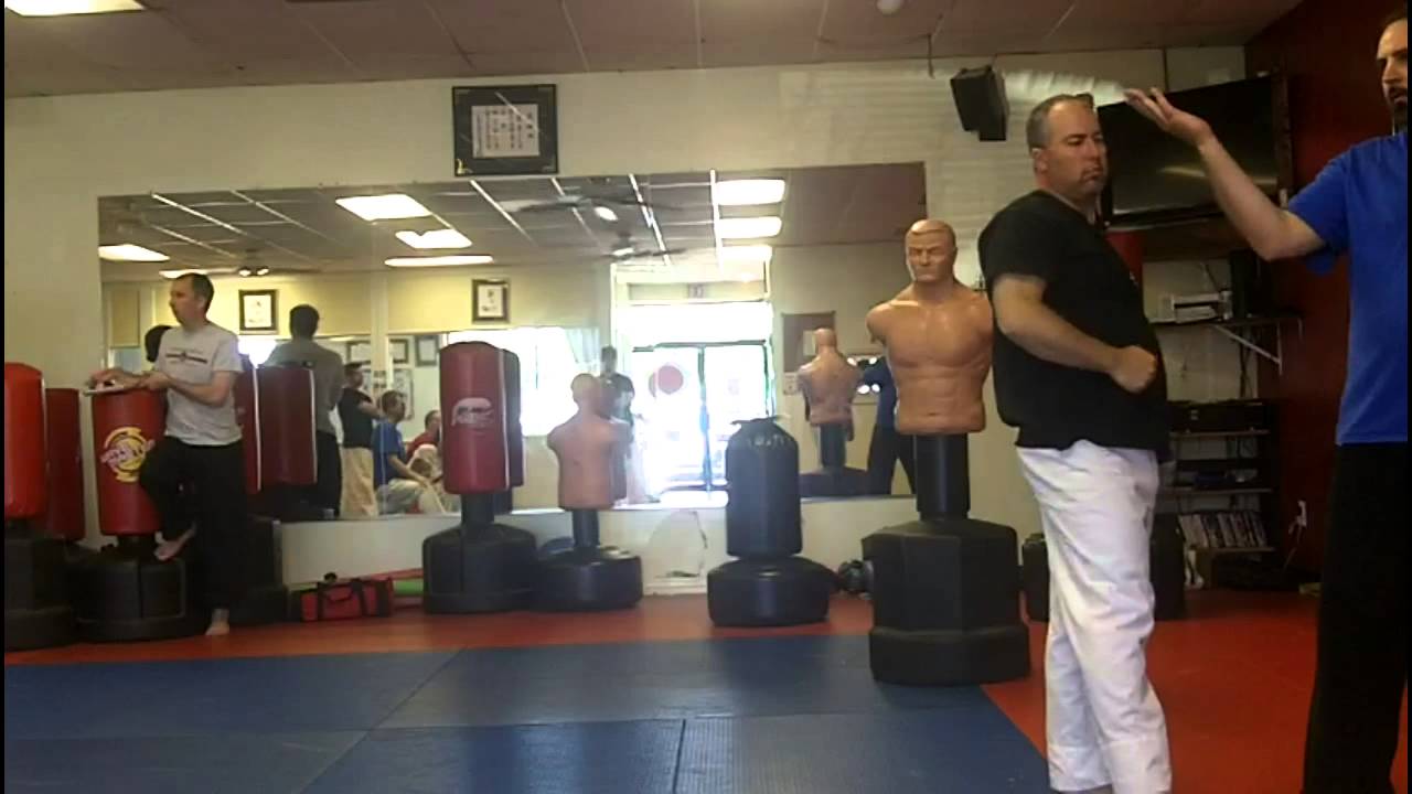 ELBOW DEFENSE WITH PRESSURE POINT - YouTube