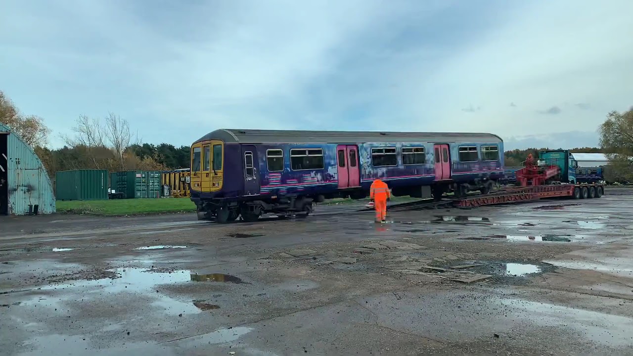 Train Truckers Allelys Heavy Haulage unloading a coach - YouTube