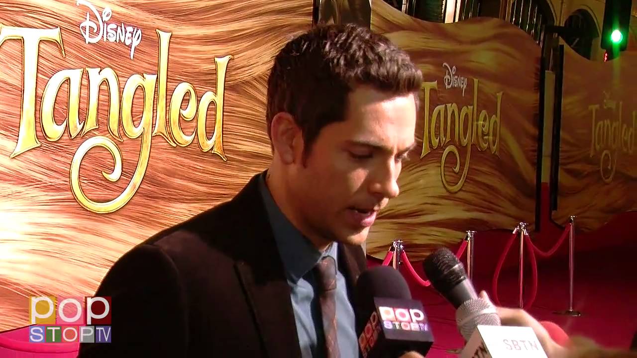 TANGLED Movie Premiere: Zach Levi & Mandy Moore! - YouTube