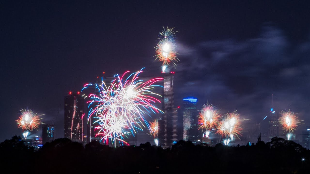 Melbourne New Years Eve Fireworks Display 2019 - Skyline View - YouTube