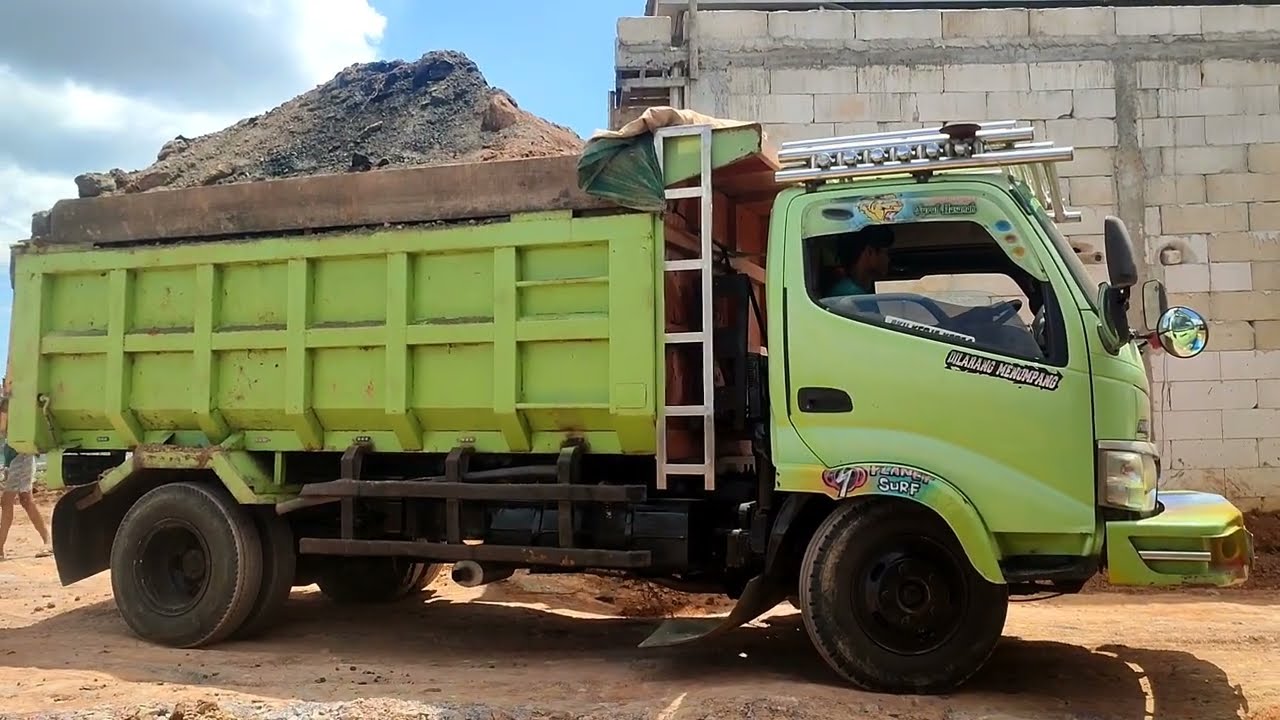 Mobil Truk Hino Dutro Pengangkut Timbunan Full Bak Sambung, Dump Truk ...