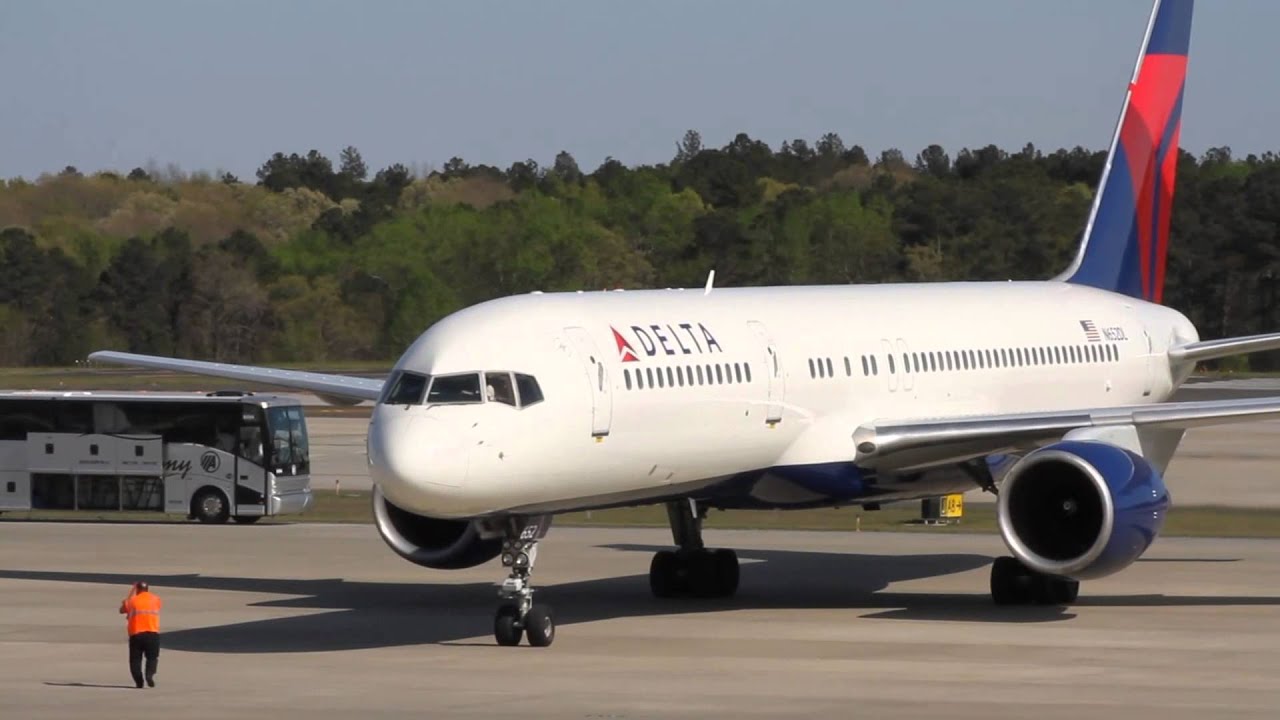 New York Rangers arrival into Raleigh-Durham (Delta 757) - YouTube