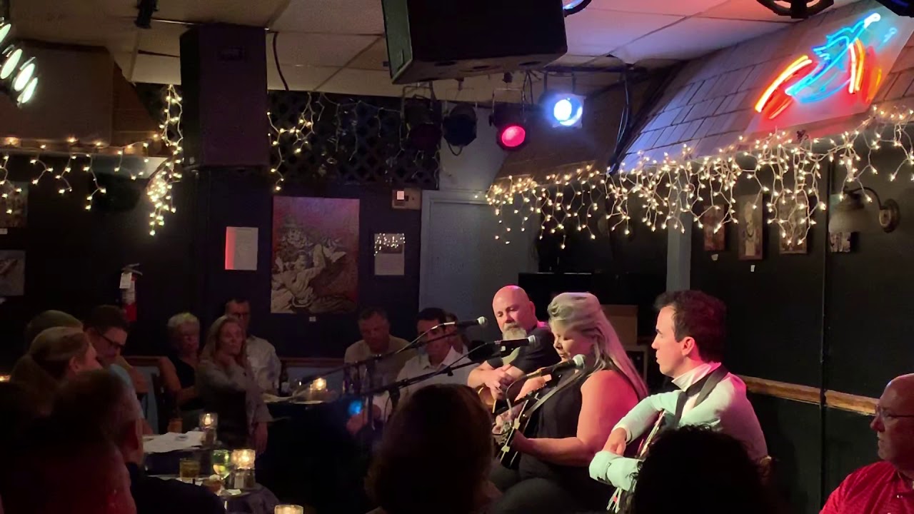 Leslie Satcher sings at The Bluebird Cafe - YouTube