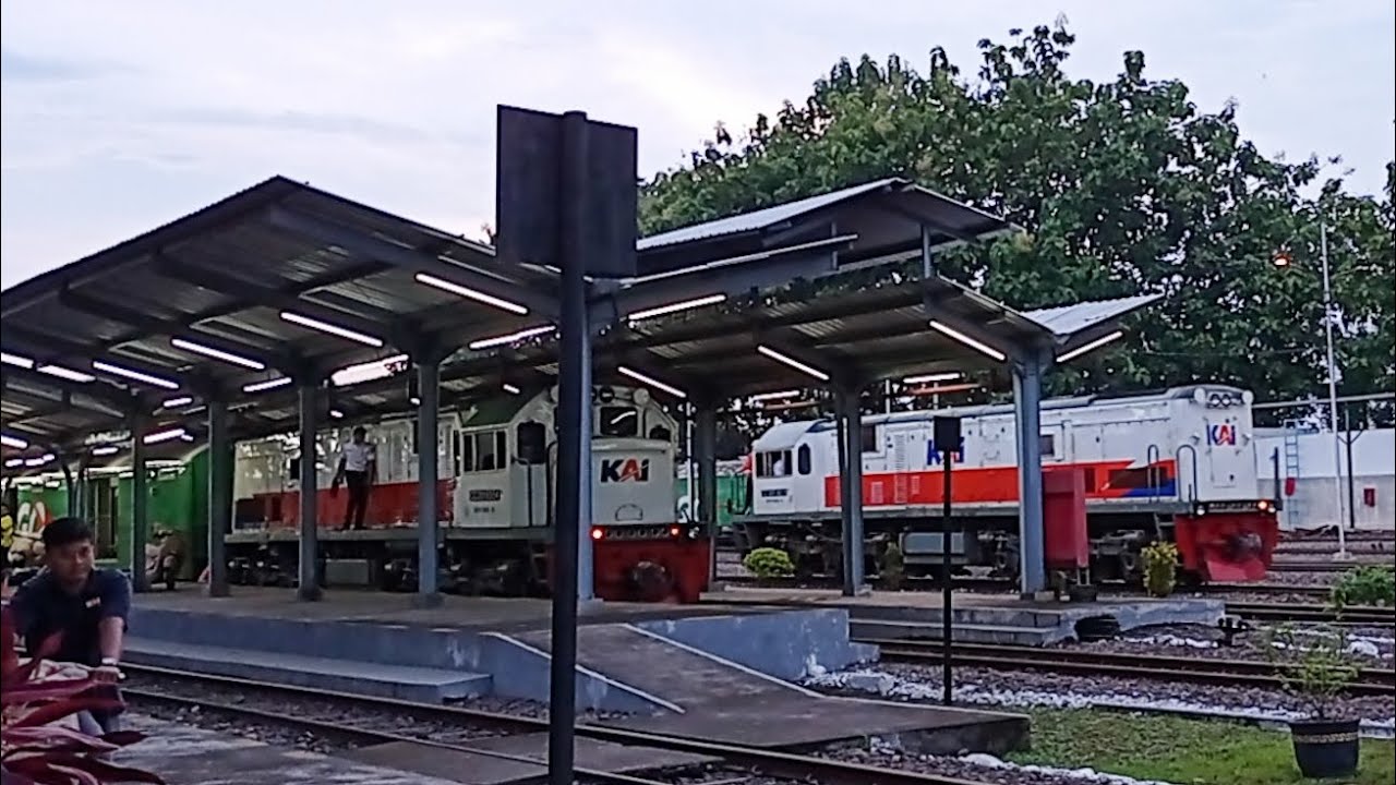 Proses tukar lokomotif di Stasiun Jember || part 4 - YouTube