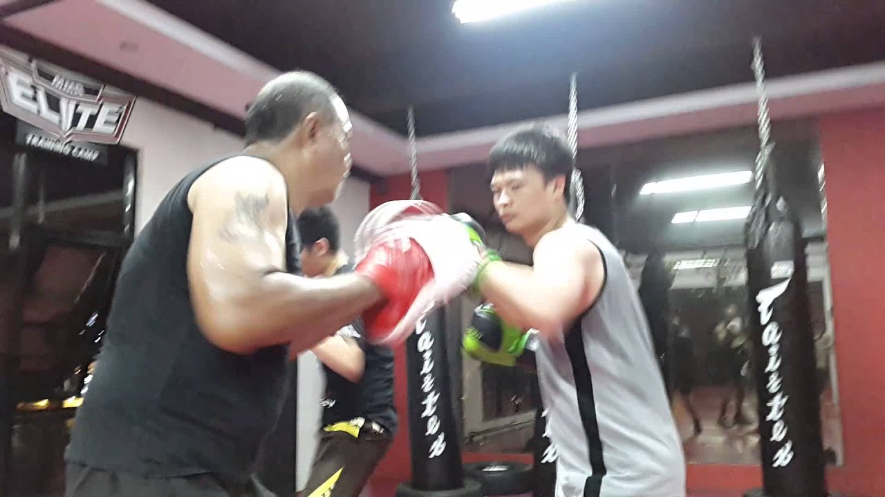 Thomas boxing with Vicky Van Room. Crazy Combi! - YouTube