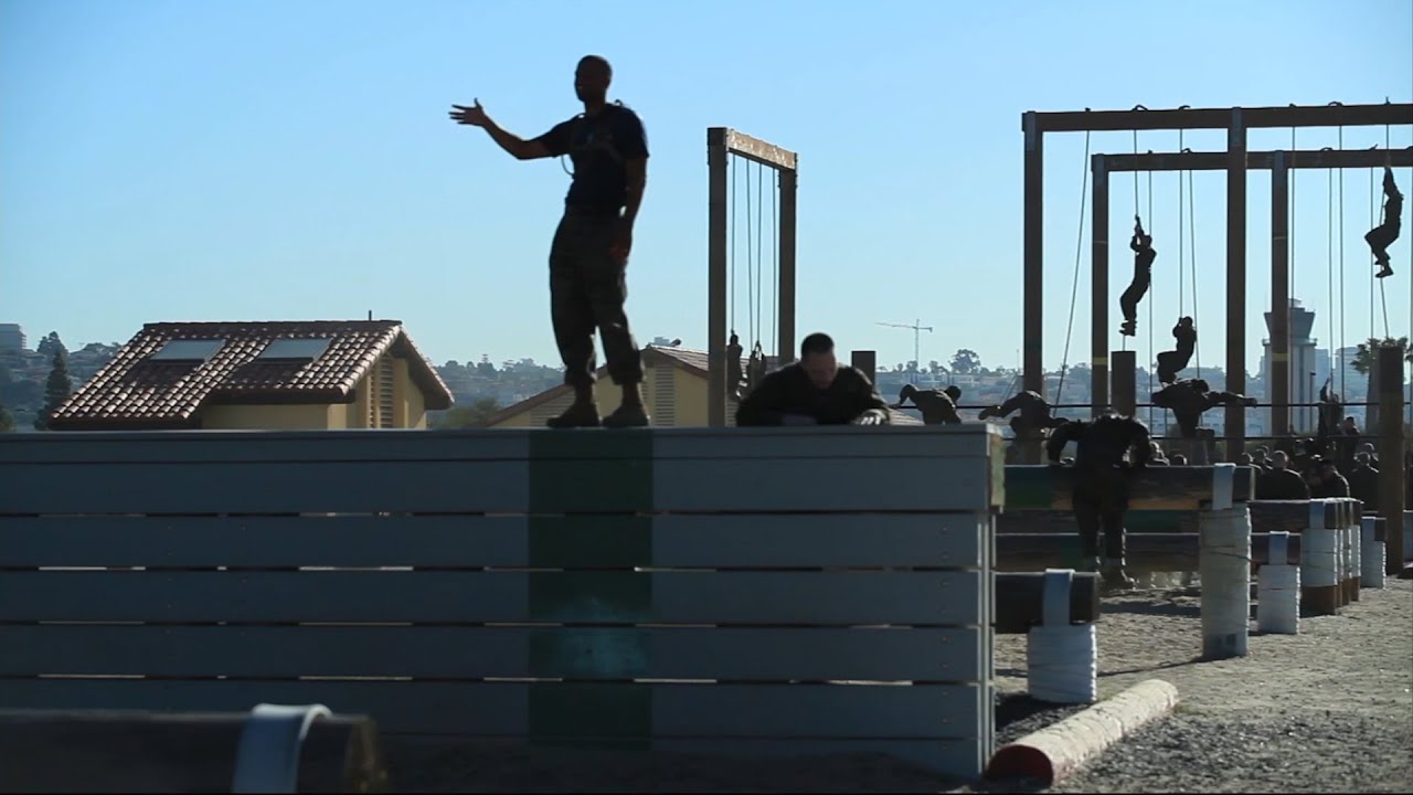 Marine Recruits Tackle Obstacle Course - YouTube