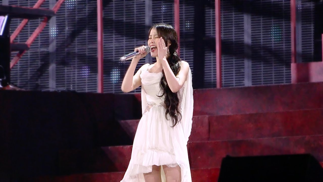 아이유(IU) - 비밀 (Secret) 직캠 @240922 The Winning Concert - YouTube