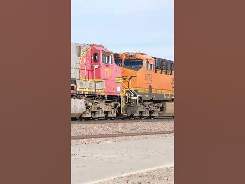 RAILFANNING SHORTS BNSF 7133 EB MP 737 NEEDLES SUB 12-2-2023 #bnsftrains #bnsf #railfaning - YouTube