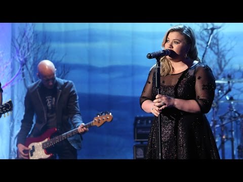 Kelly Clarkson Performs 'Invincible'