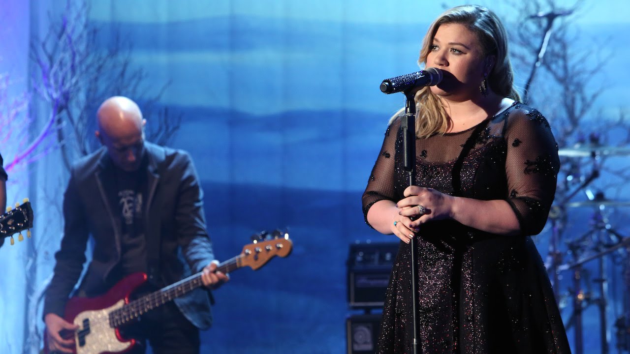 Kelly Clarkson Performs 'Invincible' - YouTube Music