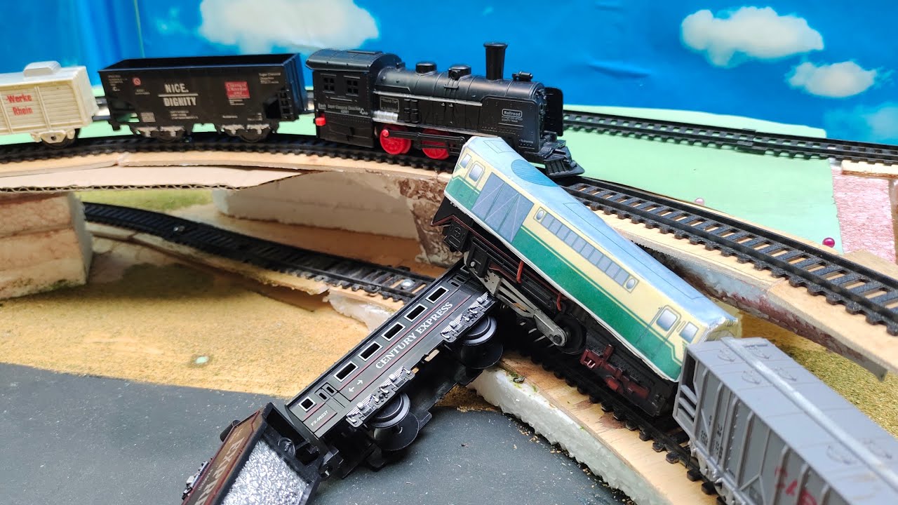 Drama kereta api Indonesia lokomotif CC 200 mogok dan ditabrak ...