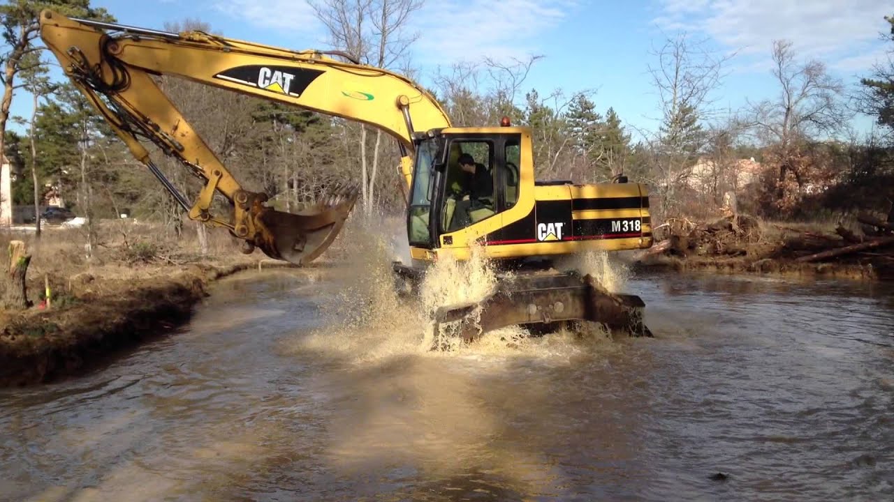 pelle CAT M 318 dans l'eau - YouTube