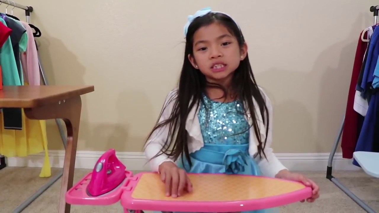 01 Emma Pretend Play at Laundry Store w Washing Machine Toys - YouTube