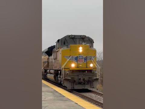 UP 8769 thunders past Lafox - YouTube